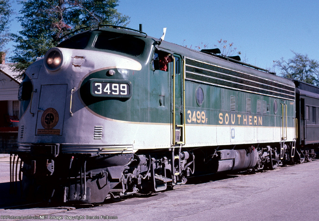 Southern Railway FP7A #3499, with a greeting from the brakeman and flying white "extra" flags ...